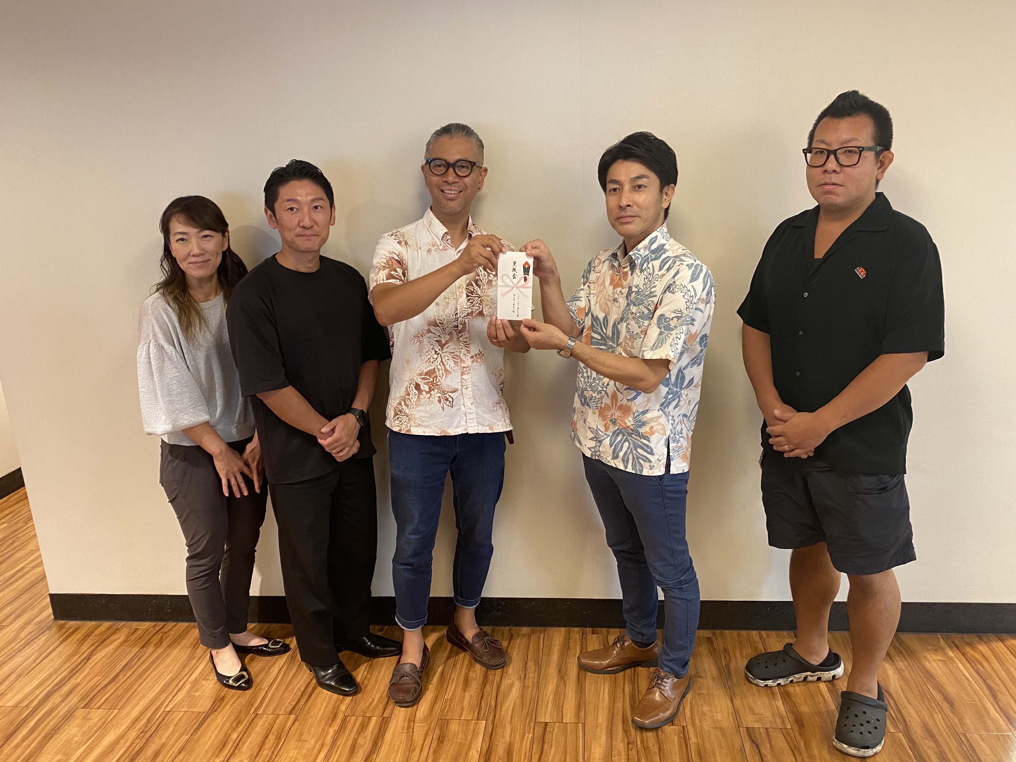 宮里英克氏開催チャリティーライブで集まった支援金をOCVBへ寄付いただきました～ハワイマウイ島山火事支援～｜沖縄観光コンベンションビューロー